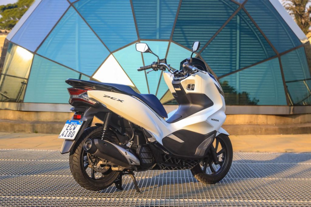 Honda PCX 2022: scooter chega com novas cores e grafismos