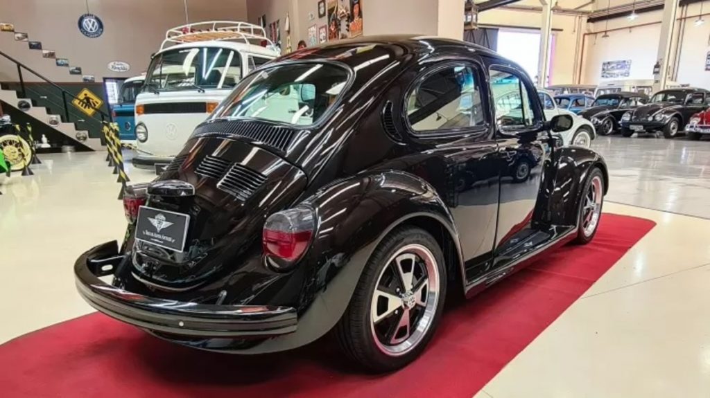 Seu Jorge tem fusca customizado em cor única: o tom da sua pele