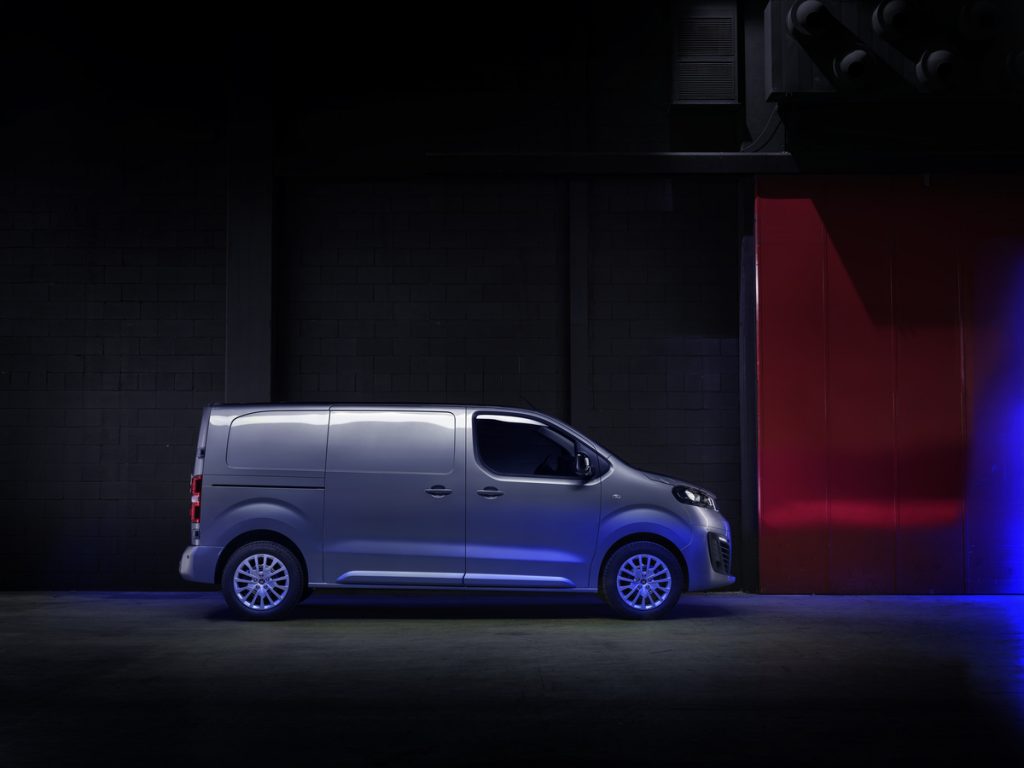 Divulgado teaser do Fiat Scudo, novo veículo comercial para o Brasil