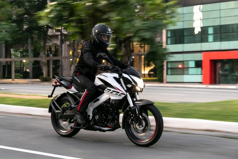 Bajaj Dominar 200 2023: ficha técnica, preço, consumo e motor