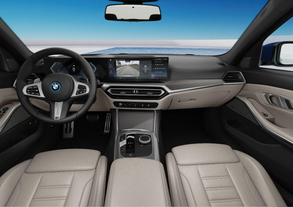 BMW 330e 2023: sedã híbrido plug-in chega renovado; saiba o preço