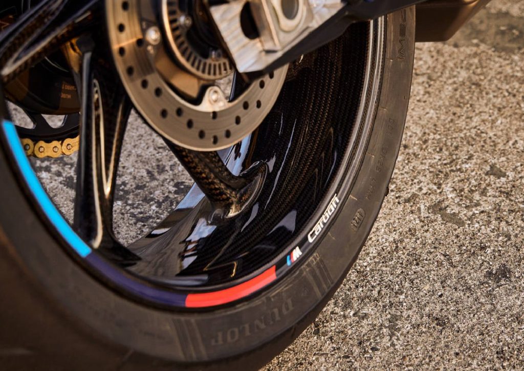 Nova BMW S1000 RR começa a ser produzida no BR; saiba o que mudou