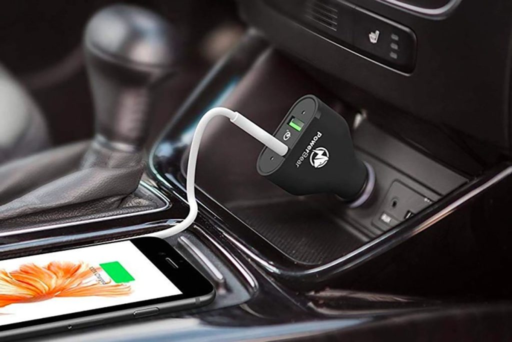 Lernen Sie, wie Sie Ihr Handy im Auto richtig aufladen