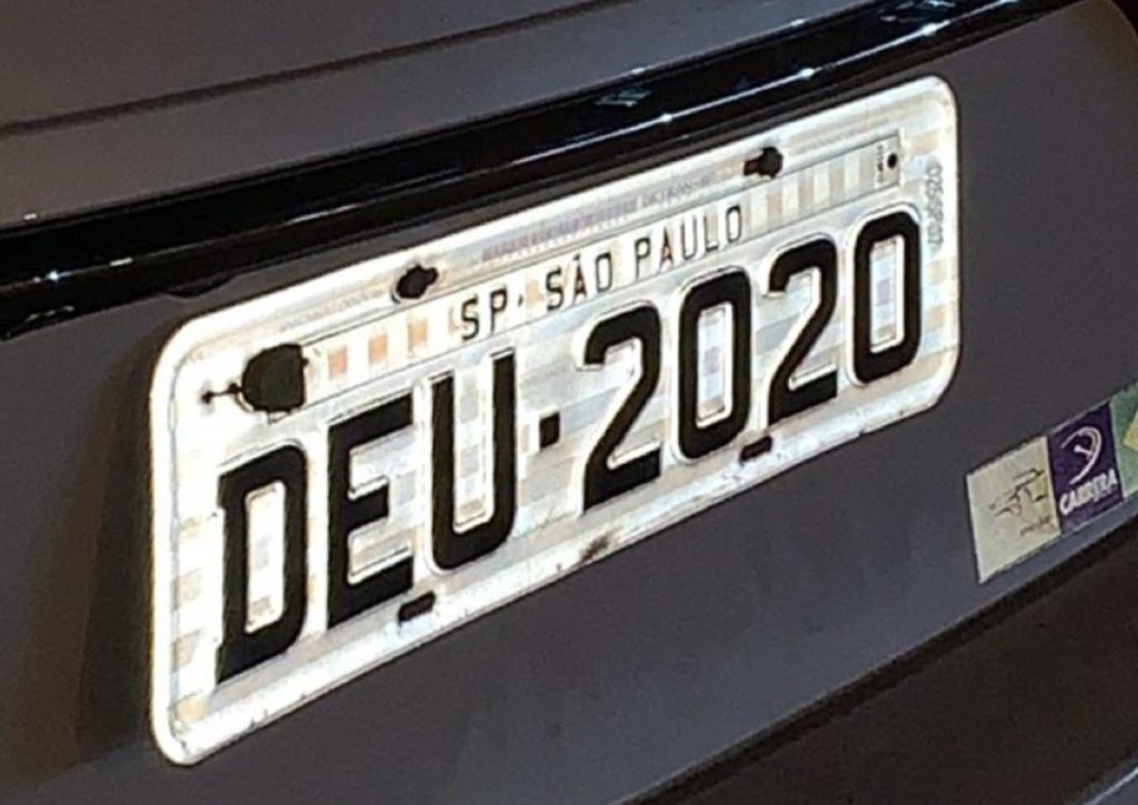 As placas de carros com combinações mais inusitadas e bizarras