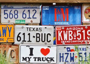 As placas de carros com combinações mais inusitadas e bizarras