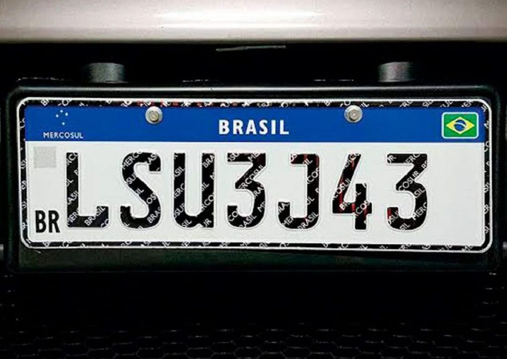Vai mudar DE NOVO? Veja como serão as novas placas de carro